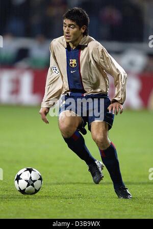 (dpa) - Barcelona's Argentine midfielder Juan Ramon Riquelme dribbles ...