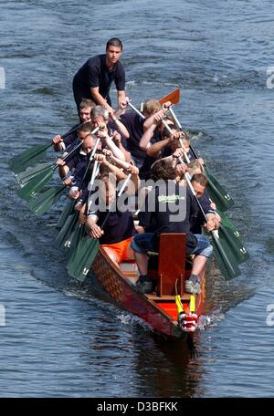 Two dragon boats race in Aberdeen Promenade at Dragon Boat Festival ...