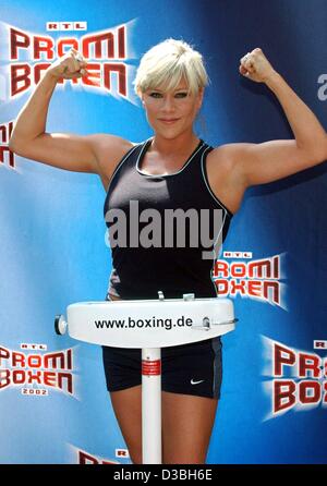 (dpa) - Pop singer Samantha Fox shows her muscles as she poses for the ...