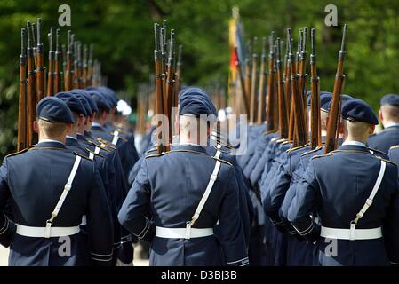 (dpa) - Soldiers of the Watch Batallion of the German Bundeswehr stand ...