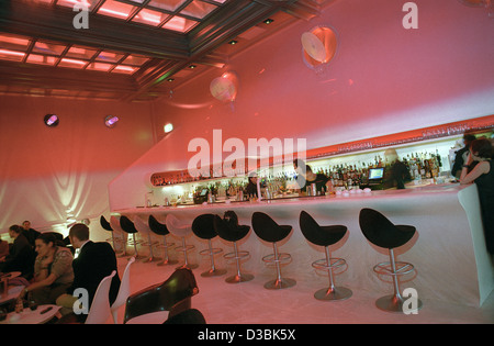 A London bar in the 90s Stock Photo - Alamy