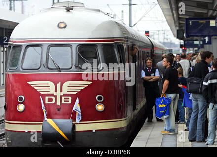 (dpa) - The historic 'world champion train' from 1954 arrives during a ...