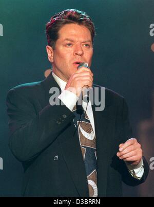 (dpa files) - British pop singer Robert Palmer, pictured in Germany, 2 ...