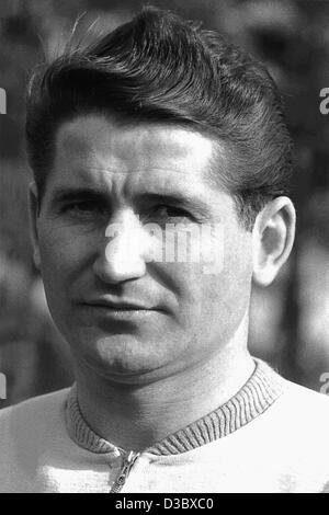 (dpa files) - German former soccer ace Helmut Rahn runs with the ball ...