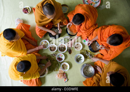 Thai Buddhist monks eating thai food Stock Photo - Alamy