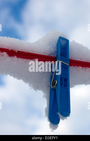 Snow on washing line and pegs Stock Photo - Alamy