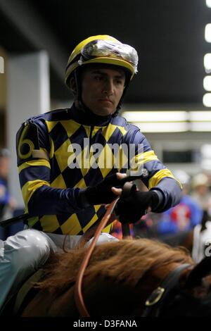 Feb. 18, 2013 - Hot Springs, Arkansas, U.S. - Spectators lined up along ...