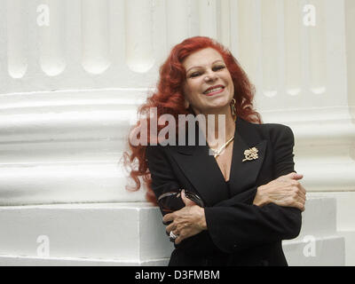 (dpa) - Italian singer Milva smiles for the photographers in a hotel in ...
