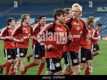 (dpa) - Leverkusen's players Carsten Ramelow, Hanno Balitsch and Boris ...