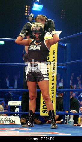 (dpa) - British pop singer Samantha Fox flexes her muscles while she is ...