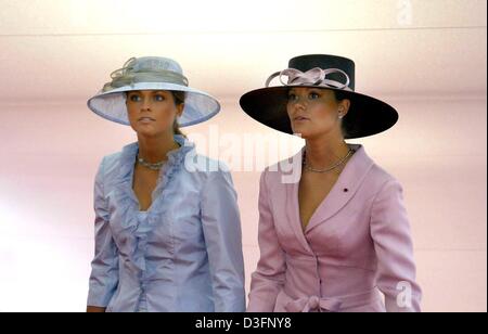 (dpa) - The bride Claire Coombs arrives with her father Nicholas Coombs ...