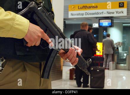 (dpa) - An officer of the Federal Border Guard (Bundesgrenzschutz, BGS ...