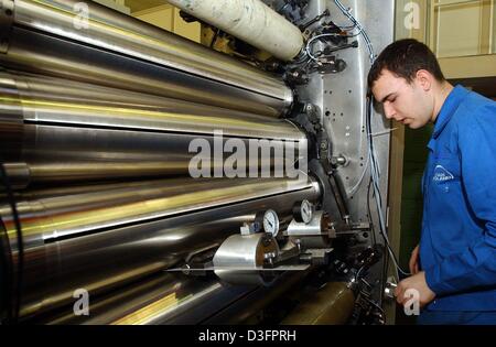 (dpa) - An employee of the manufacturer of printing machines MAN Roland ...
