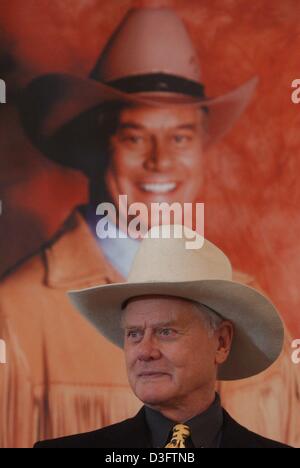 (dpa) - US actor Larry Hagmann stands in front of a 'Dallas' poster ...