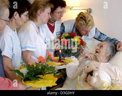 German Red Cross (DRK) nurses take care of the troops - the Nazi ...