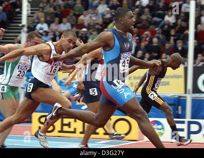 (dpa) - The sprinter Kim Collins from St. Kitts and Nevis holds up his ...