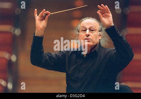 (dpa) - Jerusalem-born conductor Eliahu Inbal pictured in Cologne ...