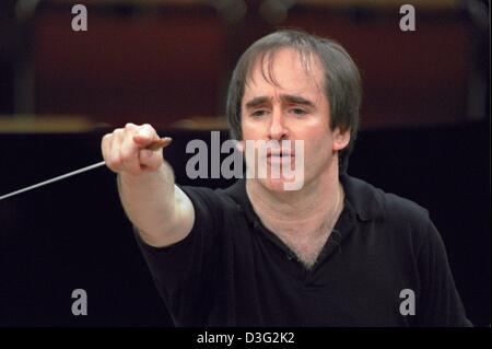 (dpa files) - US conductor James Conlon conducts the Cologne ...