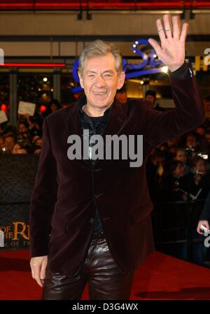 British actor Sir Ian McKellen with a new portrait of himself by Clive ...