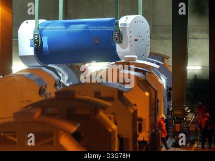 (dpa) - Twelve castor nuclear waste containers on trucks from the ...