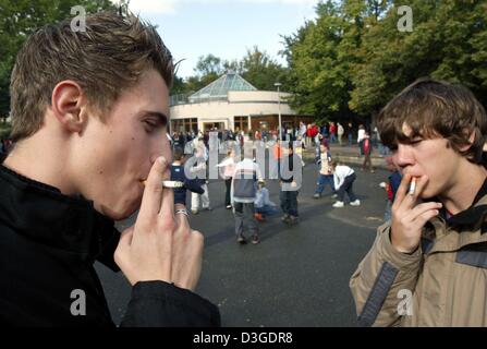 (dpa) - Students share a smoke in a designated smoking area at a ...