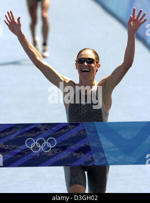 (dpa) - Kate Allen from Austria proudly shows her gold medal after ...