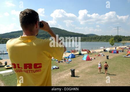 (dpa) - German lifeguard Mark Schütz observes a lake with tourists in ...