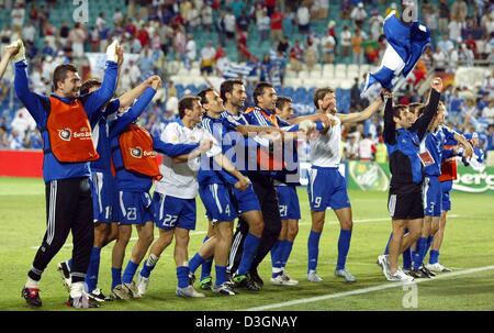 (dpa) - The players of the Greek national soccer team stand together ...