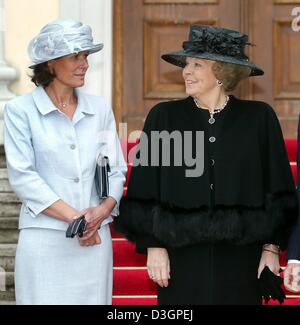 (dpa) - Queen Beatrix of the Netherlands looks at the front pages and ...