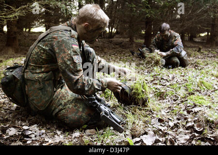 Field exercise during the basic training of Bundeswehr recruits ...