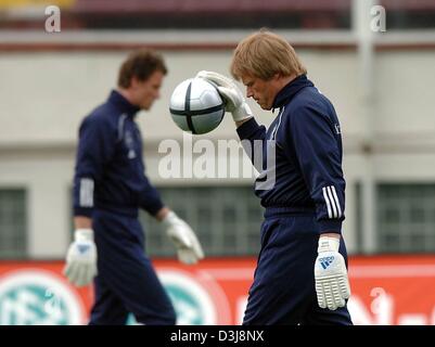 German goalkeepers Jens Lehmann (R) and Oliver Kahn photographed during ...