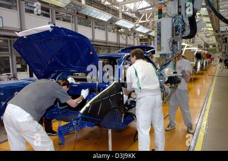 (dpa) - View of the assembly line at the Skoda assembly plant in Mlada ...