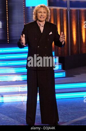 (dpa) - German TV-presenter Thomas Gottschalk (2nd L) performs with the ...