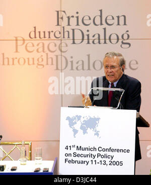 (dpa) - US Defence Minister Donald Rumsfeld is gesturing between the ...