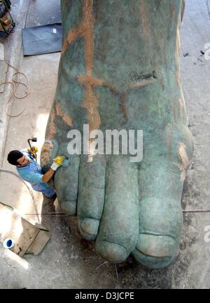 (dpa) - Sculptor Recep Sari from the art casting house Stressacker ...