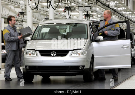 Volkswagen employees work in the production street for the Golf VII at ...