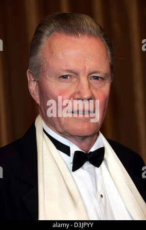 (dpa) - US actor Jon Voight smiles ahead of the premiere of the ...