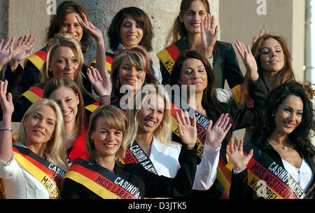 (dpa) - Candidates for the 'Miss Germany 2005' beauty pageant stand ...