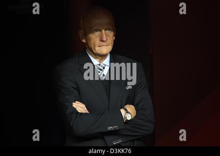 (dpa) - Italian referee Pierluigi Collina gestures and displays a ...