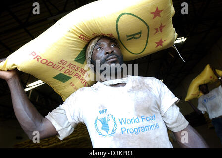 (dpa) - A World Food Programme (WFP) volunteer carries a sack of grain ...