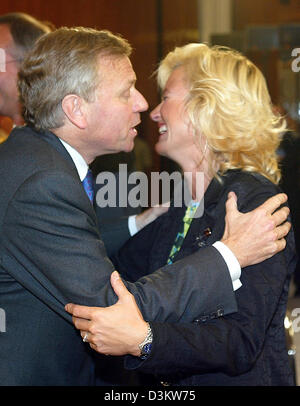 (dpa) - NATO Secretary General Jaap de Hoop Scheffer and his wife walk ...