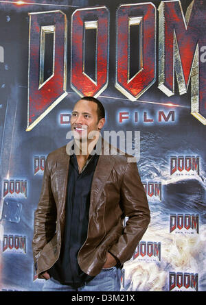 DOOM (2005) DWAYNE JOHNSON (THE ROCK), KARL URBAN, ROSAMUND PIKE DDMM ...