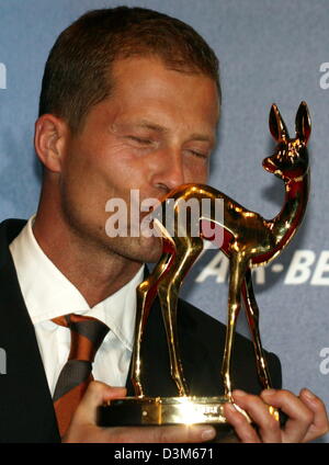 (dpa) - German actor Til Schweiger poses with his six shooters in the ...