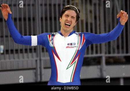 (dpa) - Italian speed skater Enrico Fabris is pictured during his 5000 ...