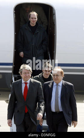 The head of the Foreign Office crisis squad Reinhard Silberberg (C ...