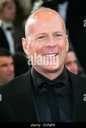 US-American actor Bruce Willis jumps in the air at the premiere of ...