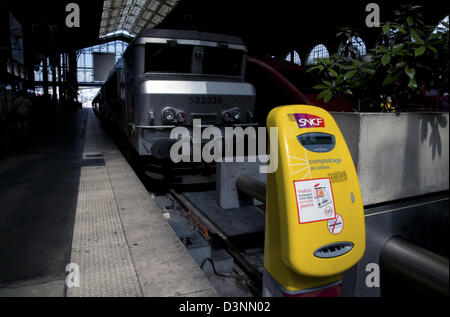 compostage de billets machine,platform,gare du nord,paris Stock Photo ...