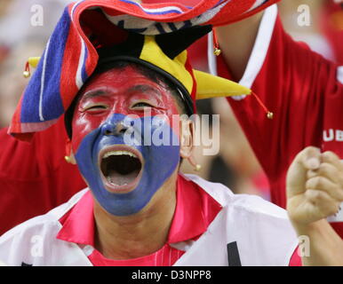 South Korean national soccer team player Kwon Chang-hoon, center, warms ...