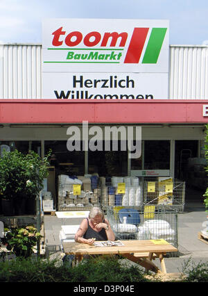 The picture shows a 'toom' hardware store in Friedberg, Germany ...