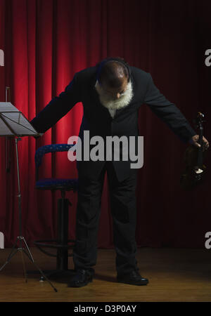 Violinist taking a bow after performance Stock Photo - Alamy
